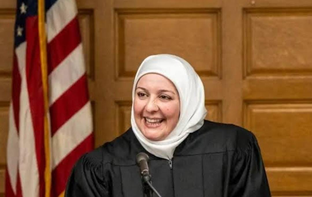Hakim Wanita Pertama di AS yang Kenakan Hijab di Ruang Sidang, Ternyata ...