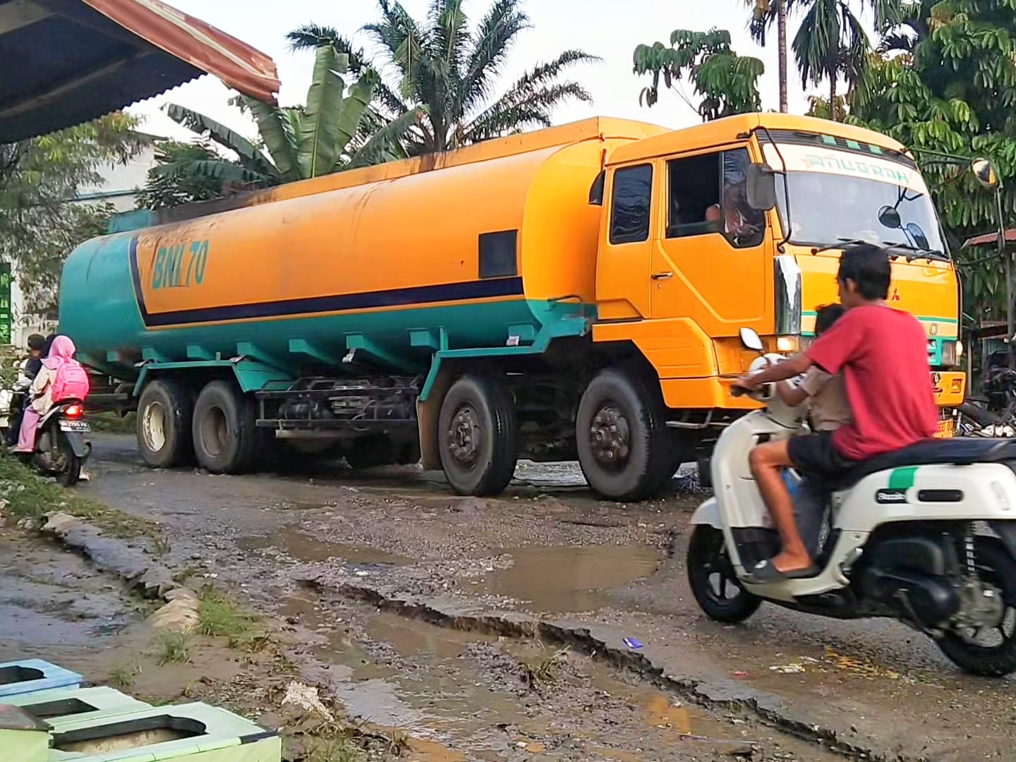 Drainase Rusak dan Jalan Hancur, Truk ODOL di Rohil Tetap Bebas ...