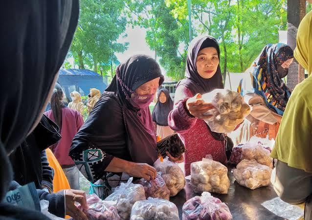 Masyarakat Padati Gerakan Pangan Murah di Pasar Teratak Buluh