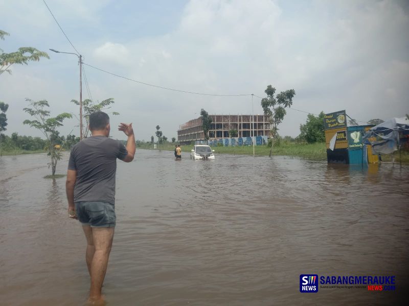Waspada! Ada Lubang Besar Menganga Tertutup Banjir di Jalan Sudirman ...