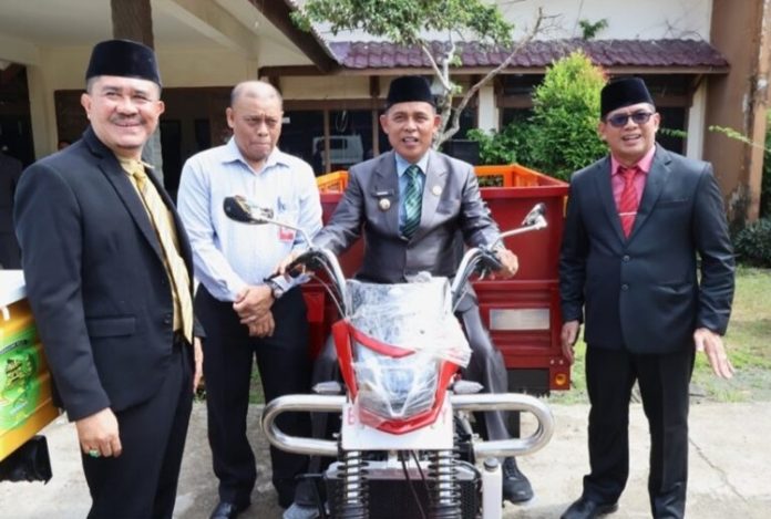 BRK Syariah Serahkan 1 Unit Kendaraan dan 3 Viar Pengangkut Sampah ...