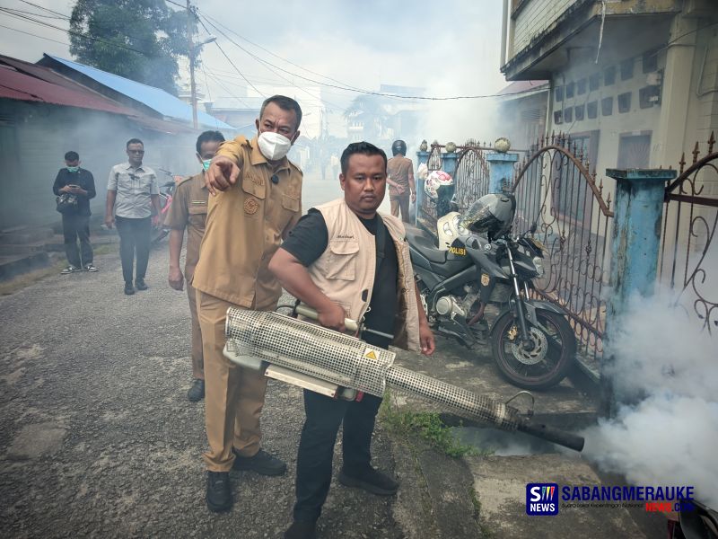 Ketika Wakil Bupati Meranti Turun Langsung di Tengah Asap Fogging ...